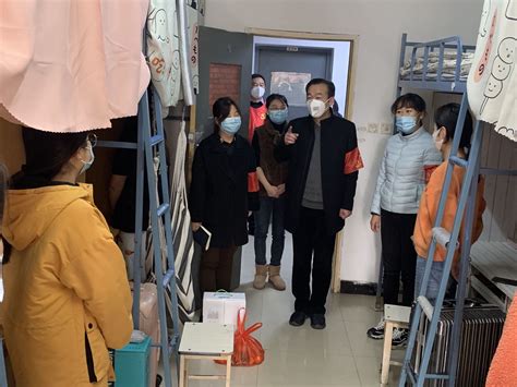 同心抗疫安详有你闵小平书记慰问抗疫一线工作人员 西安外事学院