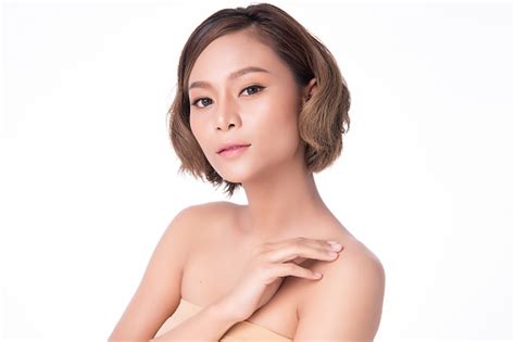 아름 다운 젊은 아시아 여자 손 어깨에 만지고 깨끗하고 신선한 피부 흰색 배경에 고립 뷰티 화장품 개념 건강관리와 의술에 대한