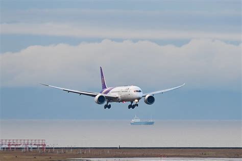 中部国際空港セントレア On Twitter タイ国際航空のバンコク便が到着🛬雨上がりの幻想的な空 そして機体はしなった翼が美しいb787