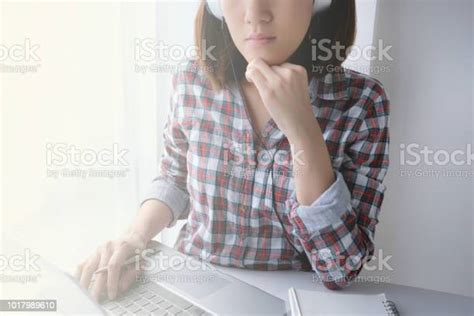 젊은 아시아 여자 작업과 전자 학습입니다 사무실에서 온라인 작업 비즈니스입니다 블로그입니다 공부에 대한 스톡 사진 및 기타