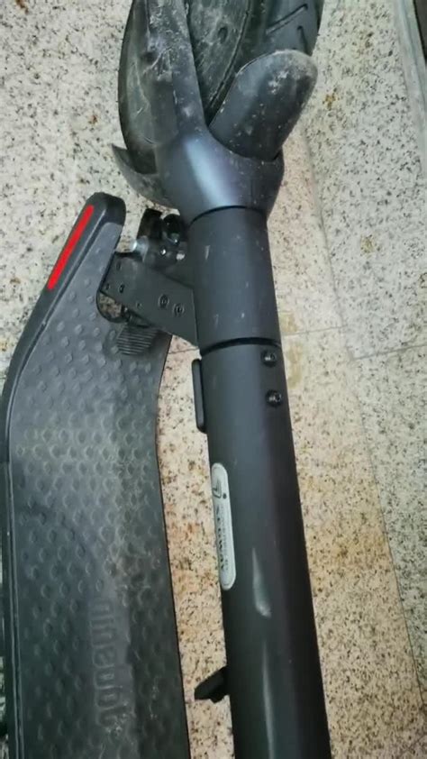 九号滑板车e22垂直锁扣故障，导致行走过程突然折叠，乘车人骨折。这是明显的设计缺陷。 知乎