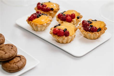 행복 한 커플 Cathering 레스토랑에서의 결혼식의 축 하에 대 한 세련 된 럭셔리 장식 오렌지 캔디 바 결혼식에 대한 스톡 사진 및 기타 이미지 Istock