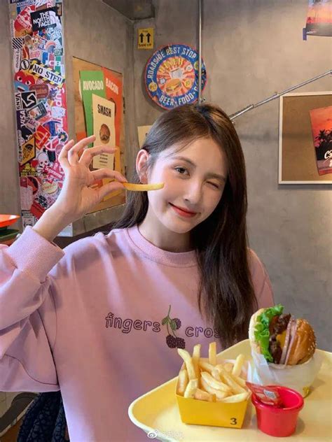 和王思聪谈恋爱，被全网抱不平的古早美少女甜仇领证了？ 知乎