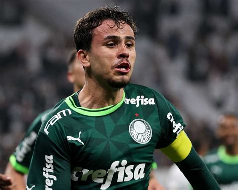 Palmeiras encaminha renovação e empréstimo de destaque da base para