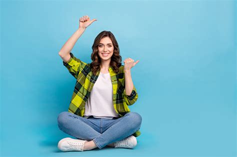 예쁜 쾌활한 사람의 전신 초상화는 파란색 배경에 격리된 빈 공간을 바닥에 직접 손가락으로 앉힌다 가리키기에 대한 스톡 사진 및 기타 이미지 Istock