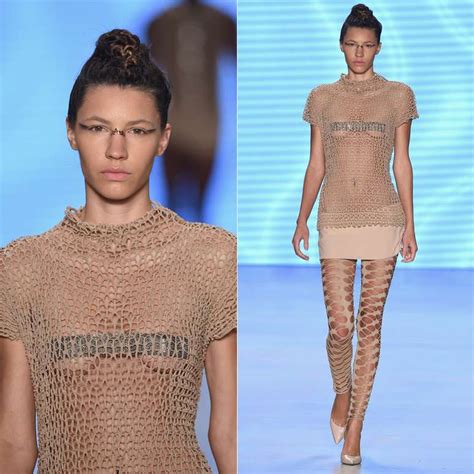 Modelos Desfilam Com Seios à Mostra Na Turquia