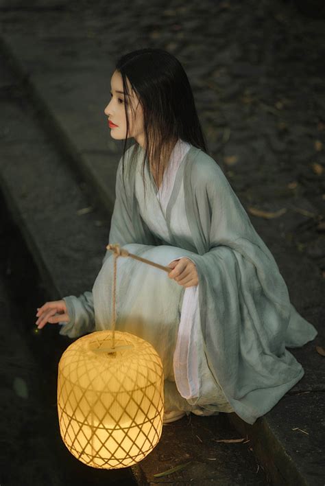 低眉含笑间 寒灯纸上梨花雨凉 谁的深情绚烂了三生石上的一见倾心 灯烛依旧 无人执手 7