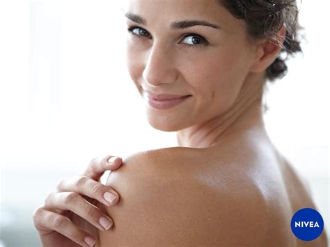 Премахване на белези и петна от пъпки Nivea