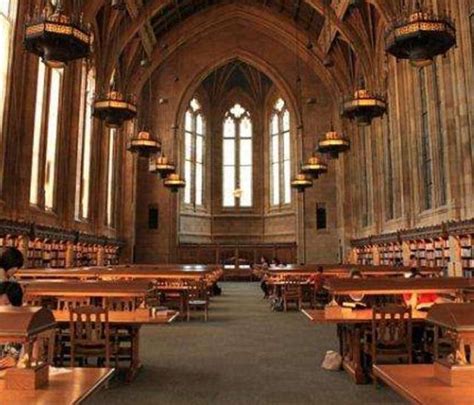 全球唯一的魔法学校，因《哈利波特》名气大增，学习7年才有证书