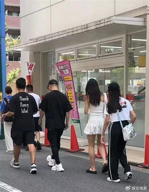 汪峰被偶遇带熙熙日本购物，疑似二女儿也在，和女儿们关系好好