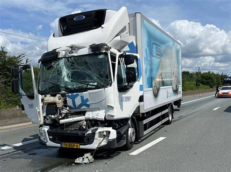 Drie Kwartier Aanschuiven Na Ongeval Met Twee Vrachtwagens Op E19
