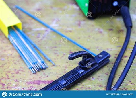Manual Welding Machine And A Set Of Electrodes For Seam Contact Welding