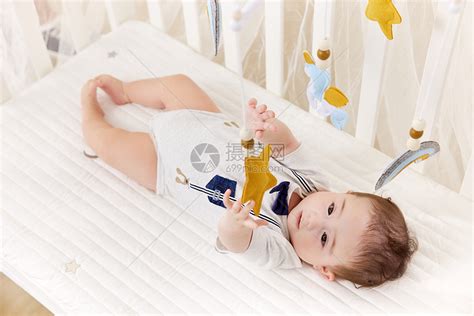宝宝在婴儿床上玩床铃高清图片下载 正版图片502506373 摄图网