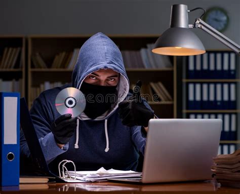 Hacker Robando Datos Personales De Su Computadora Personal Imagen De