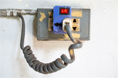 오래 된 전기 플러그 및 소켓 흰색 콘크리트 배경에 연결 클로즈업 샷 전기 개념 0명에 대한 스톡 사진 및 기타 이미지 0명 더러운 먼지 Istock