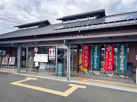 赤なのに全方向矢印「←↑→」が点灯する信号機！ 普通の青信号と何が違う？ その意外な役割とは。 Kuru Kura（くるくら）