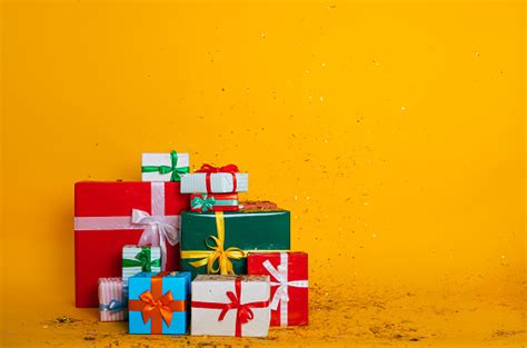 크리스마스 생일 또는 노란색 배경에 고립 된 다른 휴일을위한 많은 다채로운 선물 상자의 전체 길이 사진 더미에 대한 스톡 사진