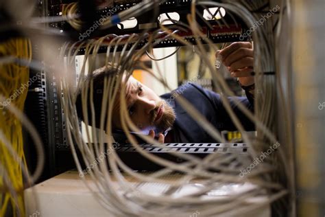 T Cnico Hablando Por Tel Fono M Vil Mientras Comprueba Los Cables 2024
