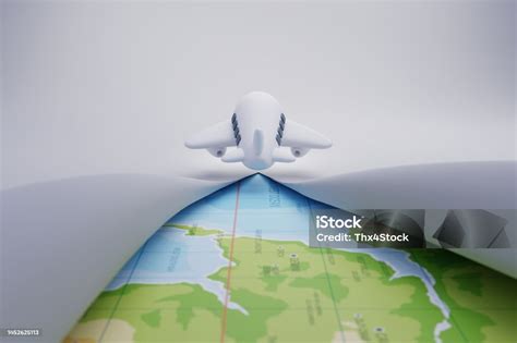 흰색 비행기는 흰 종이 위로 날아가고 종이를 찢어 아래에 세계 지도를 표시합니다 0명에 대한 스톡 사진 및 기타 이미지 0명 개인 비행기 계획 Istock
