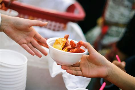 가난한 사람들에 게 사회에서 서로를 돕는 먹이 개념을 주는 개념에 대한 스톡 사진 및 기타 이미지 개념 개념과 주제 거지 Istock