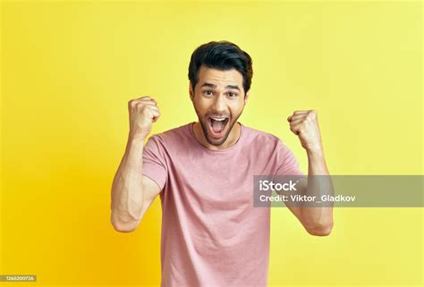 노란 배경에서 우승자 제스처로 성공을 축하하는 행복한 남자 감정에 대한 스톡 사진 및 기타 이미지 감정 개념 긍정적인