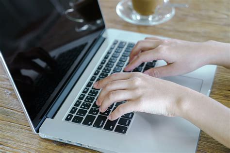 랩톱 키보드에 입력하는 사업가의 클로즈업 기업 재무와 산업에 대한 스톡 사진 및 기타 이미지 기업 재무와 산업 노트북