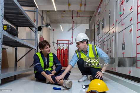 공장 근로자의 작업에서 응급 처치 지원 사고 남성 근로자가 창고 부지 바닥에서 사고가 발생했습니다 2명에 대한 스톡 사진 및 기타 이미지 Istock