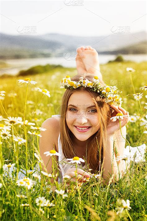 可爱的小女孩戴着洋甘菊花环