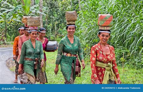Las Mujeres Indonesias Llevan Ofrendas En Cestas Imagen Editorial