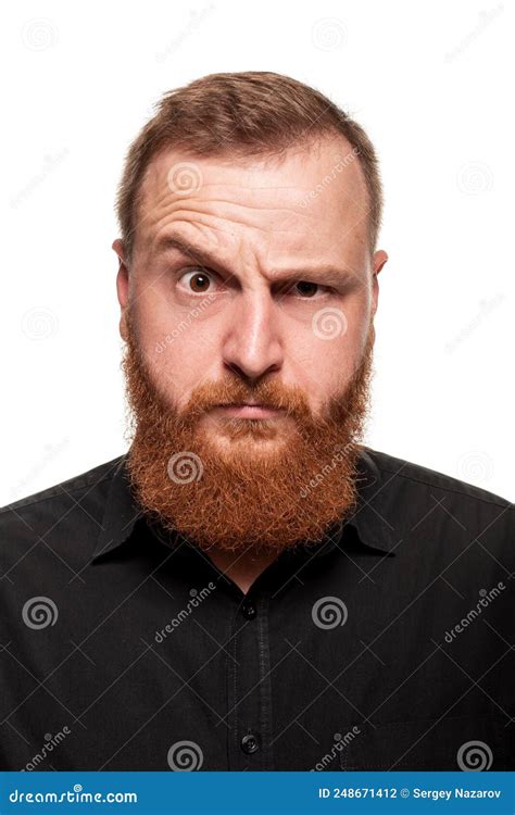 Retrato De Un Joven Gordito Pelirrojo Con Una Camisa Negra Haciendo