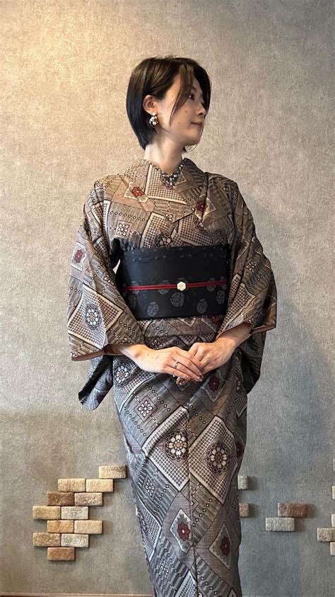 まこ⁑おさがり着物活用術 Makokimono ︎着物をワンピース感覚で着る人 2024107 28℃☔️ 大島紬とバラ柄の半幅帯