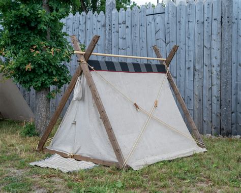 Une Tente Qui Est Assise Dans Lherbe Photo Image Gratuite De Borre