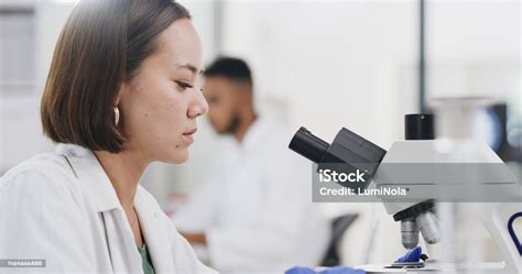 과학 현미경 및 건강 관리는 혁신을 위해 실험실에서 일하는 의사 아시아 여성과 함께합니다 백신 개발을 위해 실험실에서 일하는