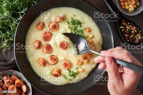 평면은 Croutons 튀긴된 비엔나 소시지와 녹색 고 수 감자 수프의 수 제 크림의 누워 가을에 대한 스톡 사진 및 기타