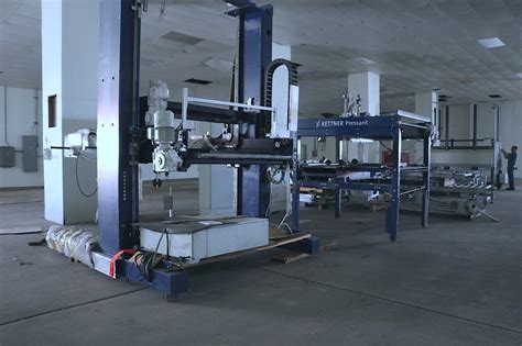2002 Krones Kettner Low Level Palletizer Beverage Industries