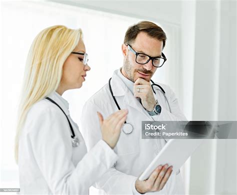 의사 병원 팀 의료 문서 건강 의학 의료 회의 팀워크 노트북 컴퓨터 기술 클리닉 사무실 건강관리와 의술에 대한 스톡 사진 및