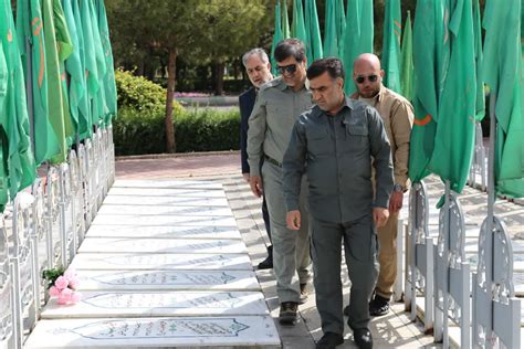 تجدید بیعت معاون رئیس‌جمهور با شهدای مدافع حرم آرامستان بهشت معصومهس قم