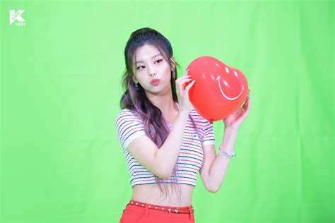 221130 Itzy Twitter Update With Yuna Cheshire M V 5 Hours Left R Itzy