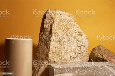 화장품을위한 콘크리트와 도자기의 기하학적 인물로 만들어진 연단 노란색 배경에 그림자가있는 직사각형 연단 제품 프레젠테이션을 위한