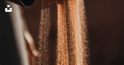 손에 모래를 들고 있는 사람 사진 Unsplash의 무료 손 이미지