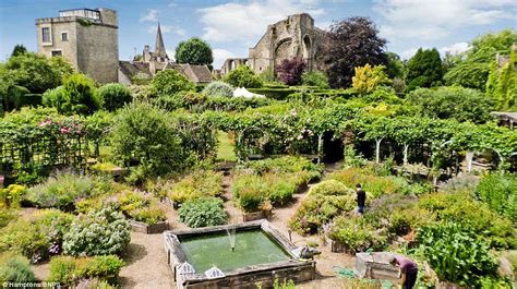 Divorcing Naked Gardeners Forced To Drop Price Of Wiltshire Mansion