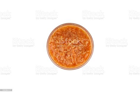 토마토 소스에 양고추냉이 뿌리 조미료를 흰색 배경 상단 뷰에 격리 된 유리 그릇에 담았습니다 0명에 대한 스톡 사진 및 기타