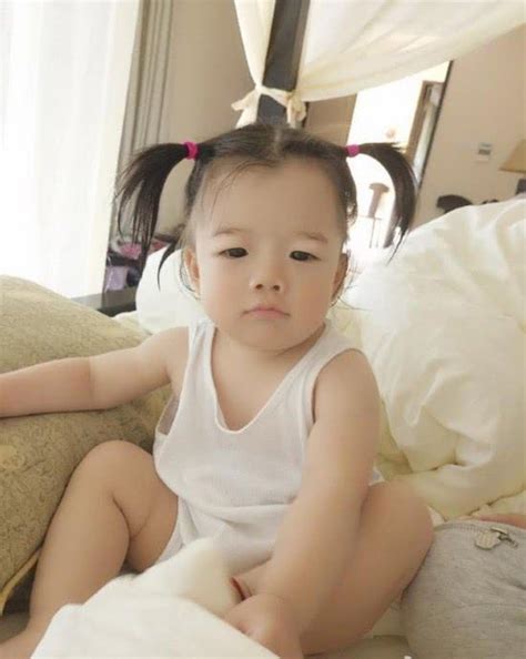 王櫟鑫女兒王大姐日常寵粉，努力向粉絲比耶，還是個假笑女孩兒！ 每日頭條