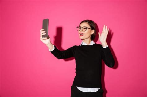 Jovencita Haciendo Selfie En Smartphone Aislado Foto Gratis