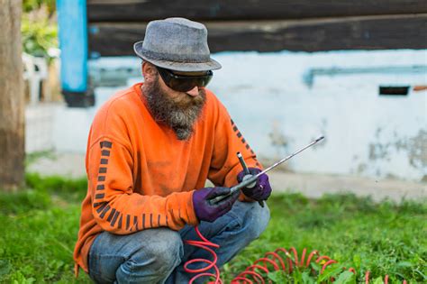 뒤뜰에서 페인트 스프레이 총을 수리하는 턱수염을 가진 남자 30 39세에 대한 스톡 사진 및 기타 이미지 30 39세 가스 압축기 거친 Istock