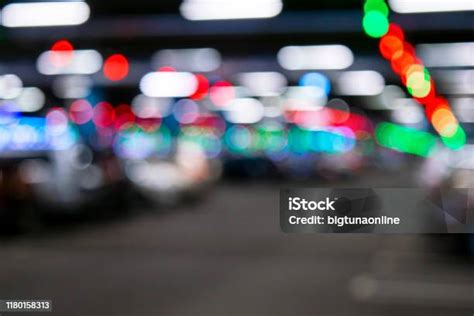 쇼핑몰의 주차장에 흐린 자동차 보케가 배경을 밝힙니다 배경 추상 흐림 주차장 흐린 자동차 주차 및 보케 라이트 컨셉 0명에 대한