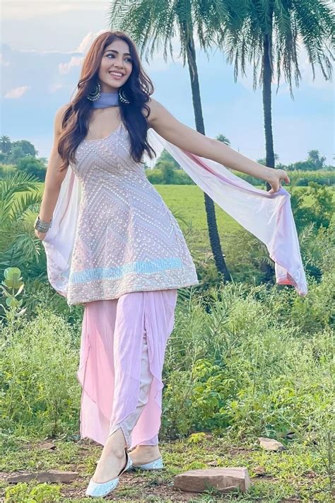 Yogita Bihani Inspired Glamorous Outfits And Looks K4 Fashion