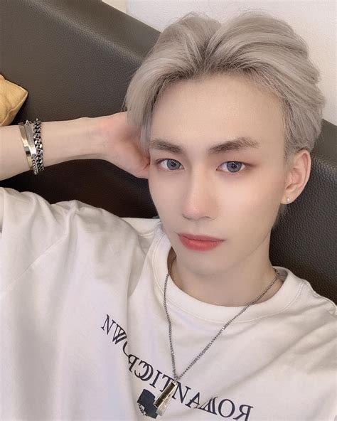 Ncus If ⠀ 셀카😛 거울과😶 판다 어피치와🙃 쿠키들 내일도 좋은 하루 보내기 🏻 ⠀ If