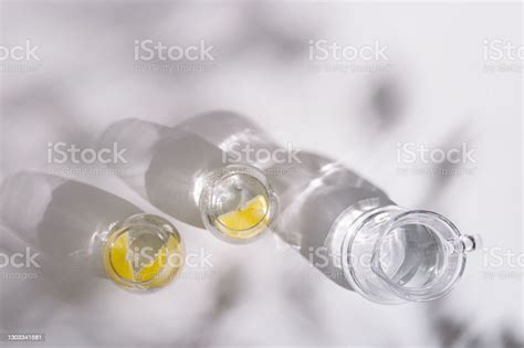 흰색 배경에 레몬 조각과 투명 안경과 상쾌한 물 주전자 여름 건강 음료 개념 자연채광 0명에 대한 스톡 사진 및 기타 이미지