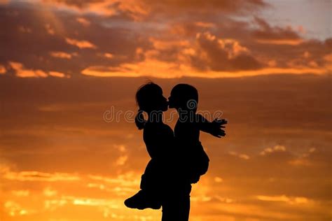 De Moeder En De Dochter Delen Een Kus Stock Afbeelding Image Of Ogenblik Levensstijl